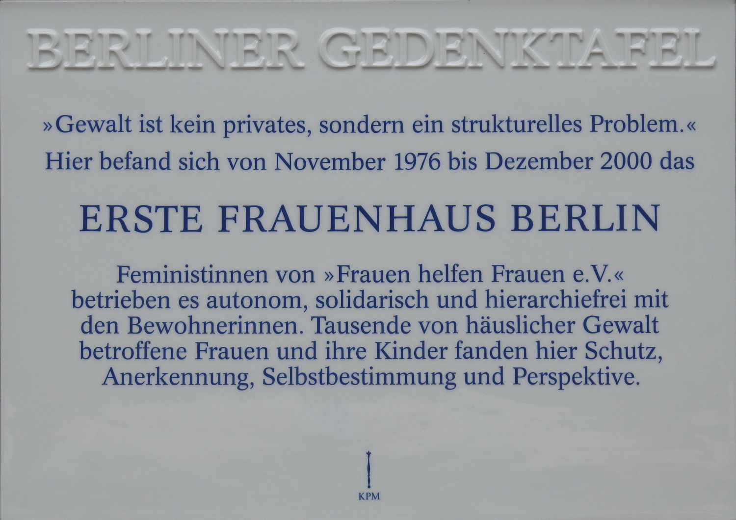 Gedenktafel für das erste Frauenhaus Berlin - Berlin.de