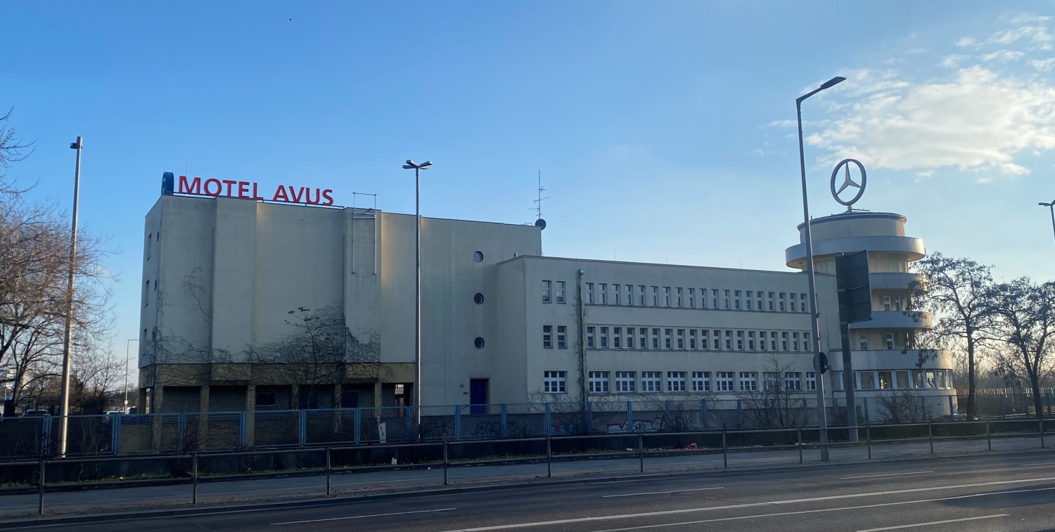 AVUS, Mercedeshaus, Tribüne, Motorradfahrer - Berlin.de