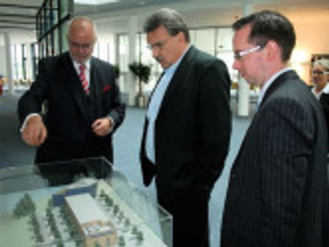 Bezirksbürgermeister Oliver Igel vor Ort 2012 - Berlin.de