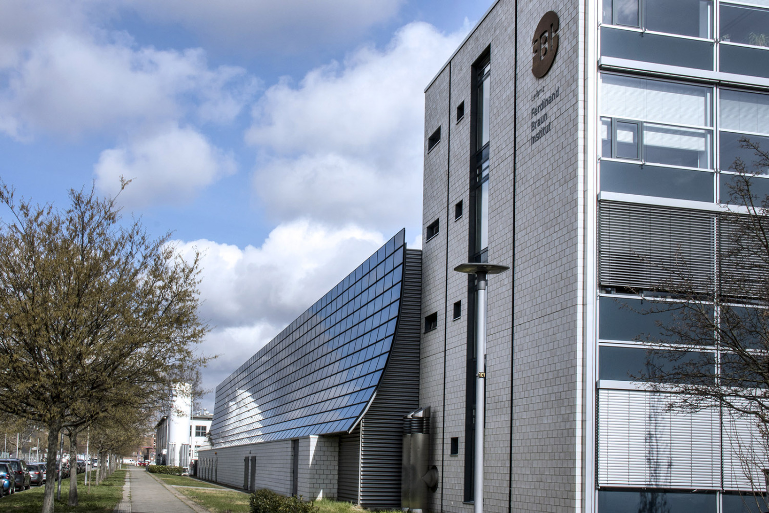 Integration von PV in die Gebäudefassade: Ferdinand-Braun-Institut in ...