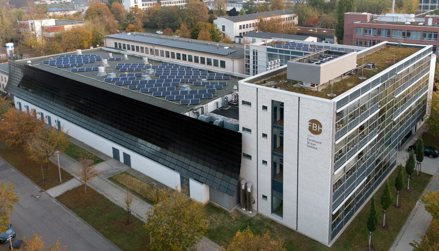 Integration von PV in die Gebäudefassade: Ferdinand-Braun-Institut in ...